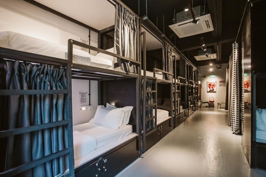 Budget Hostels in Singapore – TRAVELS OF V